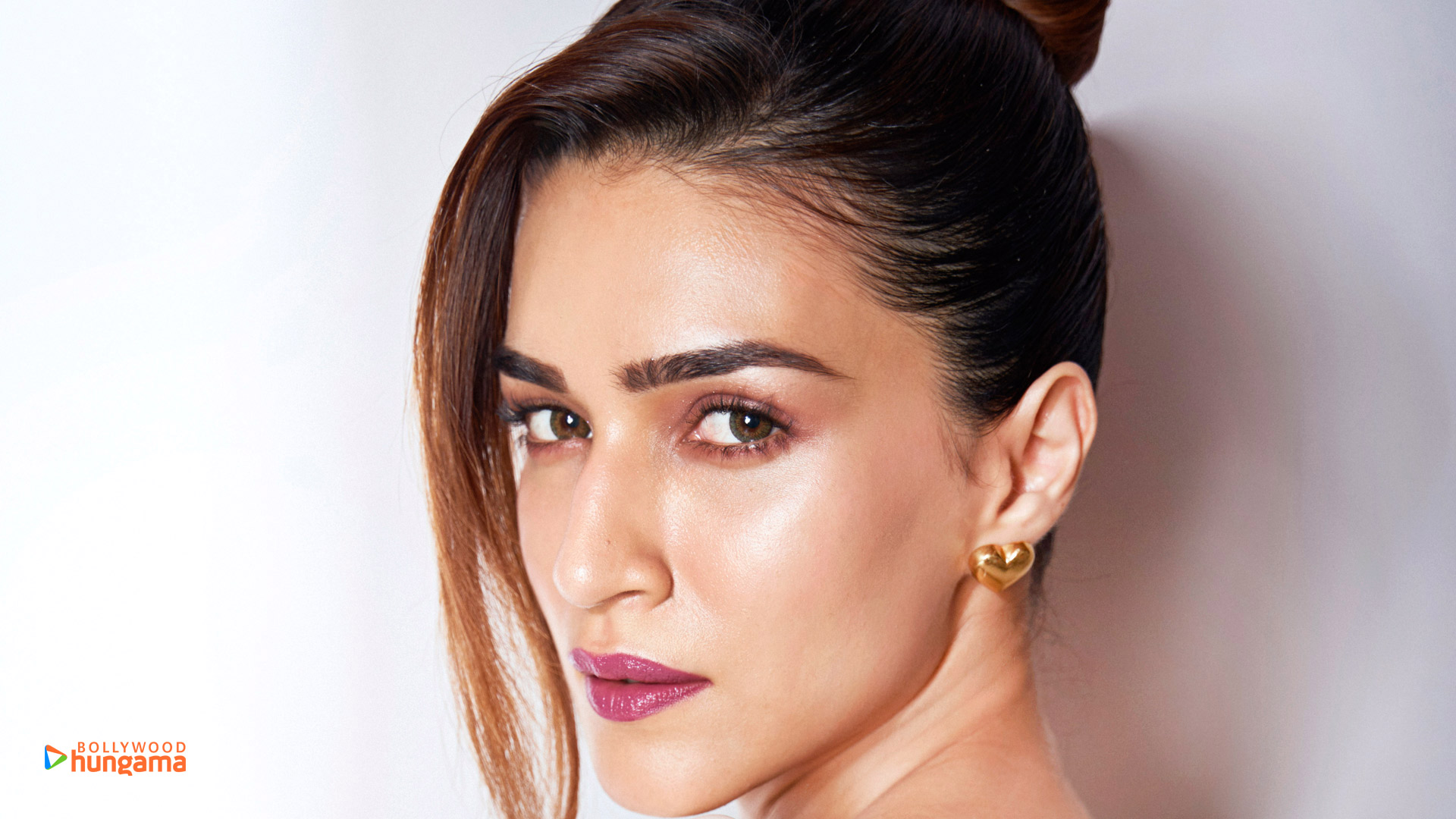 Kriti Sanon Wallpapers Kriti Sanon 5 127 Bollywood Hungama 6435