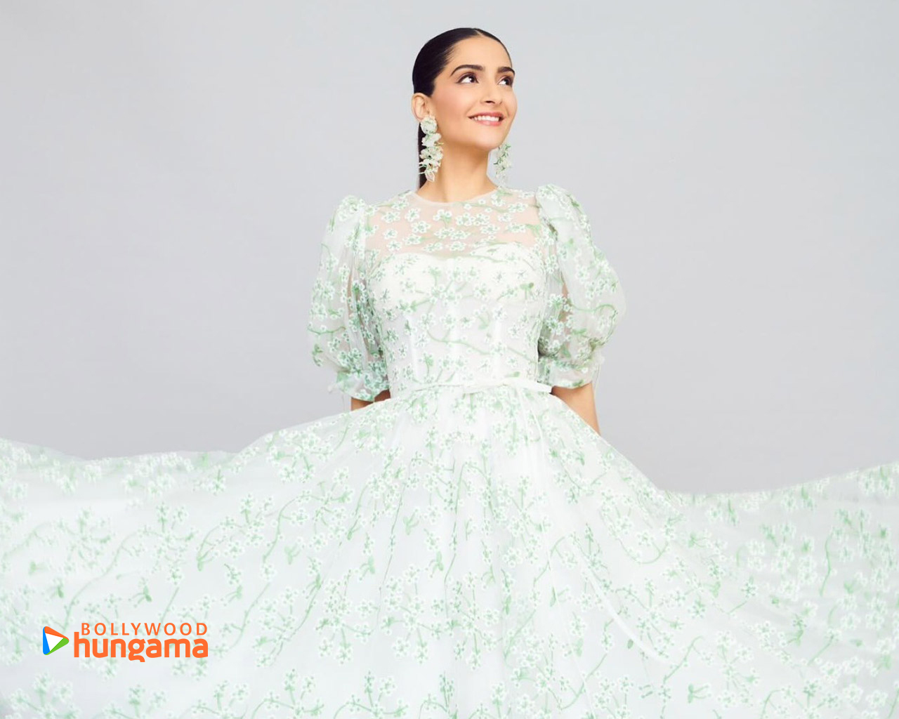 Sonam Kapoor Ahuja Wallpapers Sonam Kapoor 1 16 Bollywood Hungama