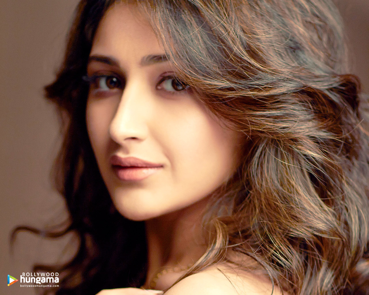 Sayyeshaa Wallpapers | sayyeshaa-3-2 - Bollywood Hungama