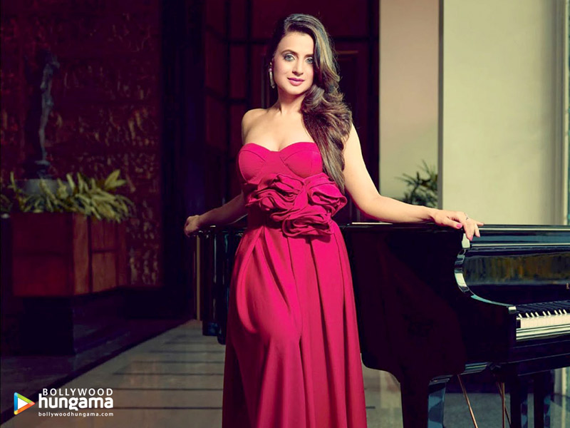 Ameesha Patel Wallpapers | ameesha-patel-3-2 - Bollywood Hungama