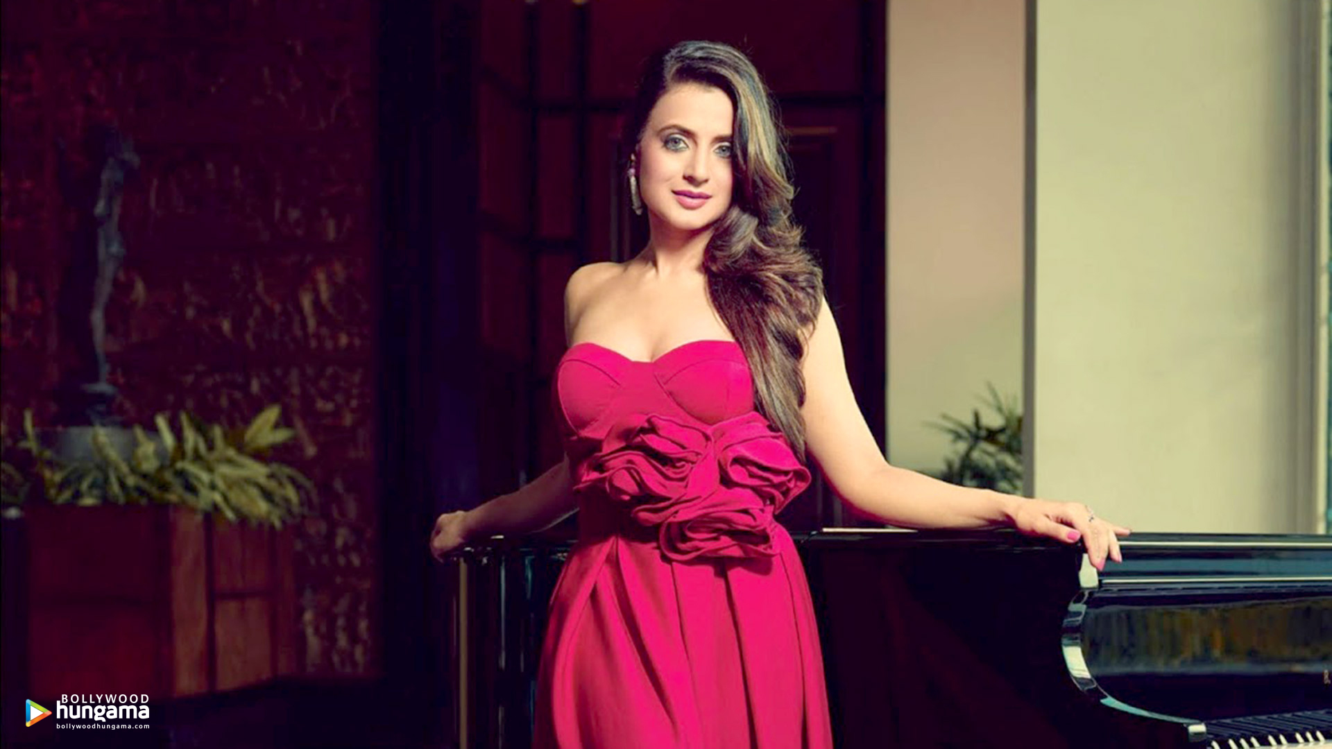 Ameesha Patel Wallpapers | ameesha-patel-1 - Bollywood Hungama