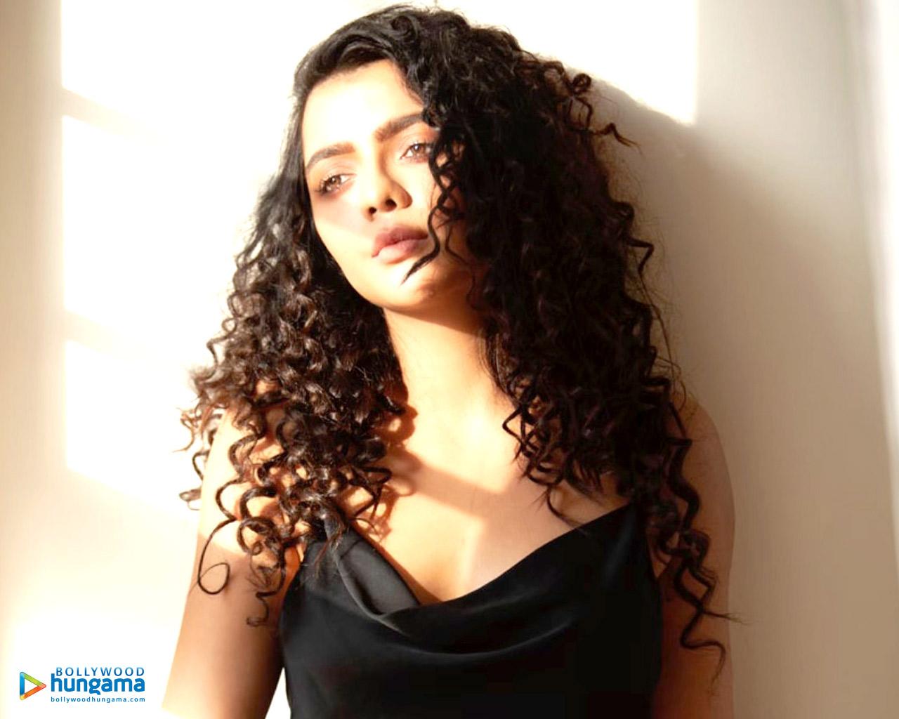 Ruhi Singh Wallpapers | ruhi-singh-011-13 - Bollywood Hungama