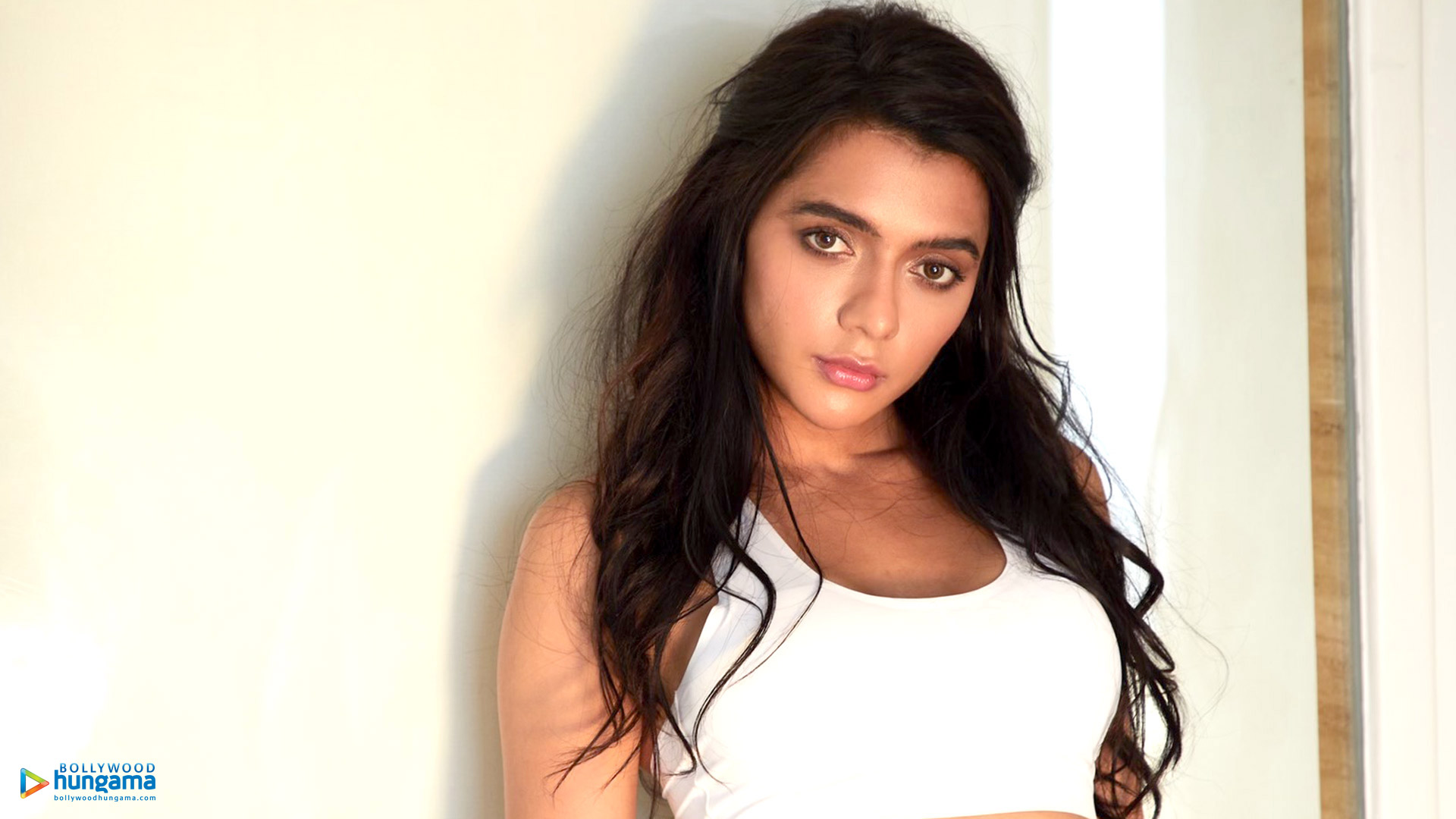 Ruhi Singh Wallpapers | ruhi-singh-011-2 - Bollywood Hungama