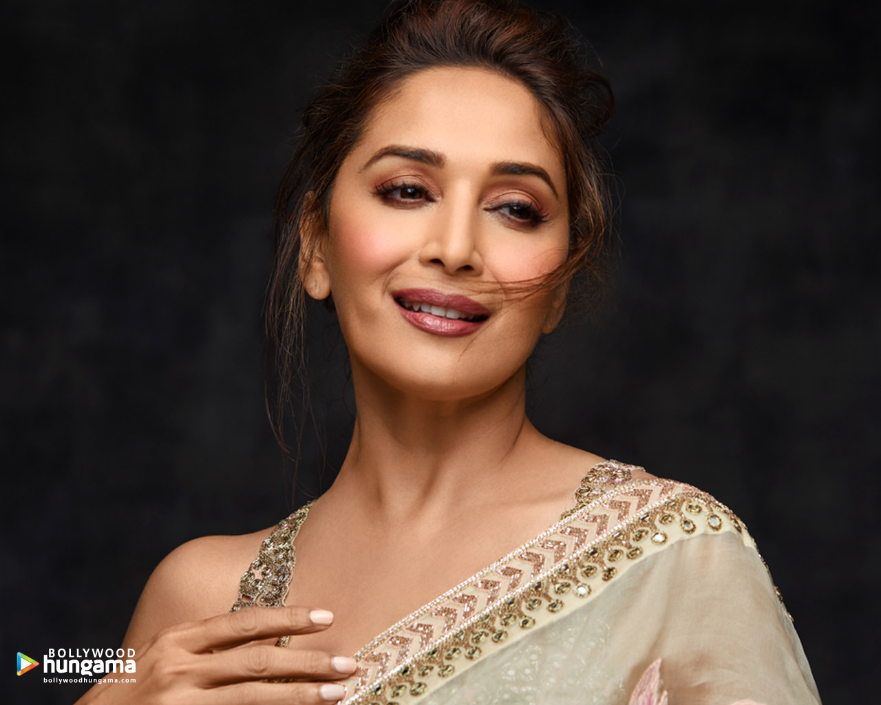 Madhuri Dixit Wallpapers | madhuri-dixit-7 - Bollywood Hungama