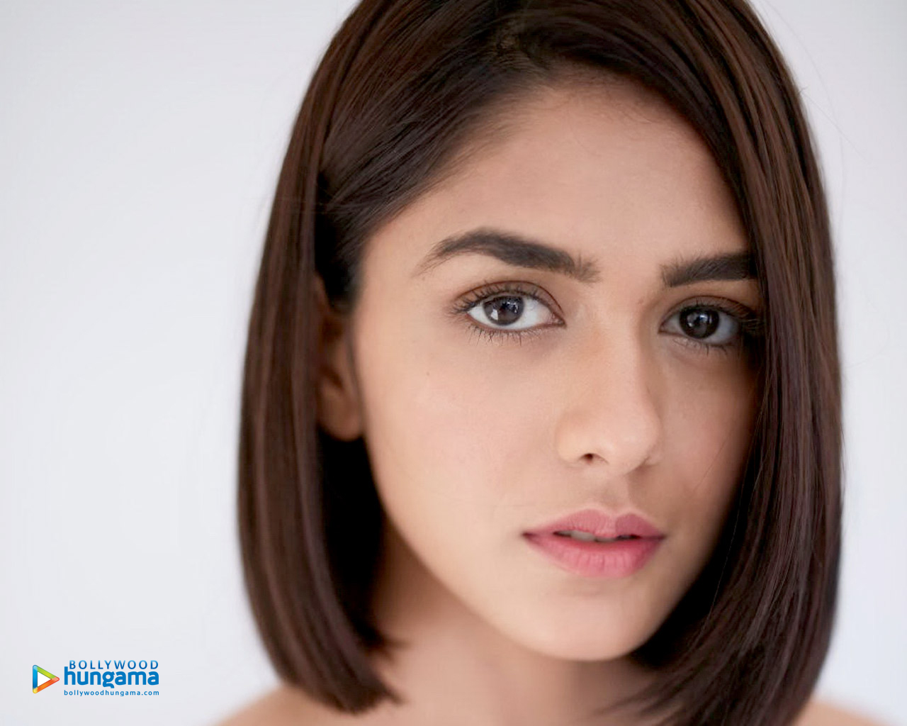 Mrunal Thakur Wallpapers | mrunal-thakur-0012-1 - Bollywood Hungama