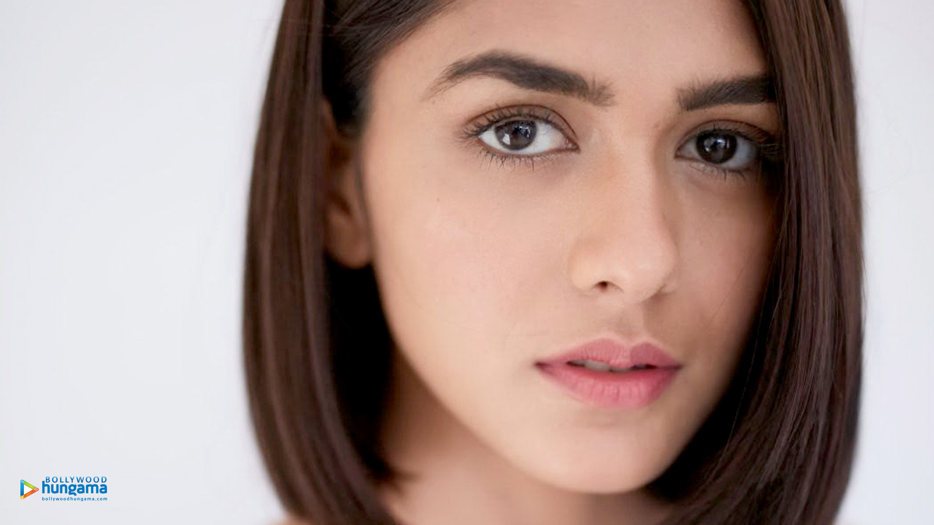 Mrunal Thakur Wallpapers | mrunal-thakur-0012-1 - Bollywood Hungama