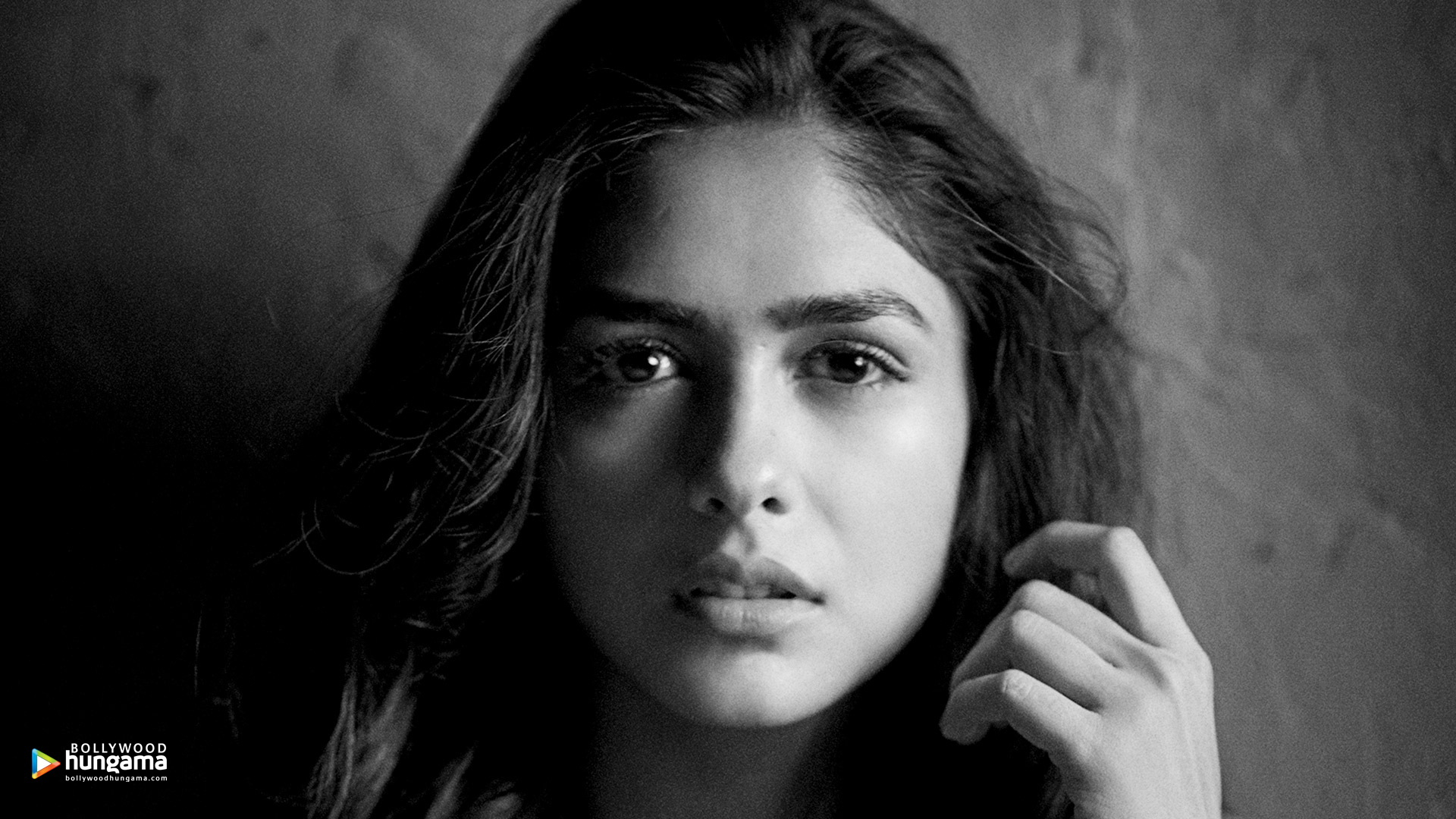 Mrunal Thakur Wallpapers | mrunal-thakur-0012-5 - Bollywood Hungama