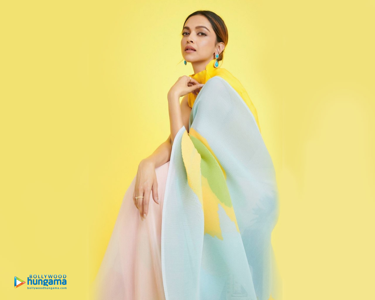 Deepika Padukone Wallpapers | deepika-padukone-1-2-2 - Bollywood Hungama