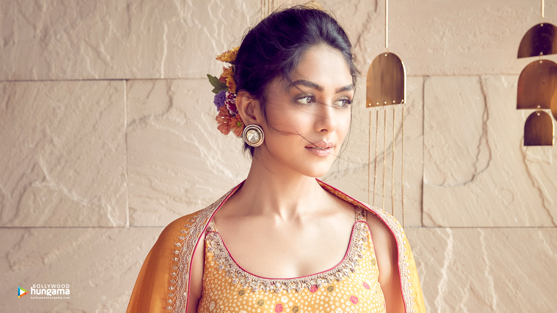 Mrunal Thakur Wallpapers | mrunal-thakur-01 - Bollywood Hungama