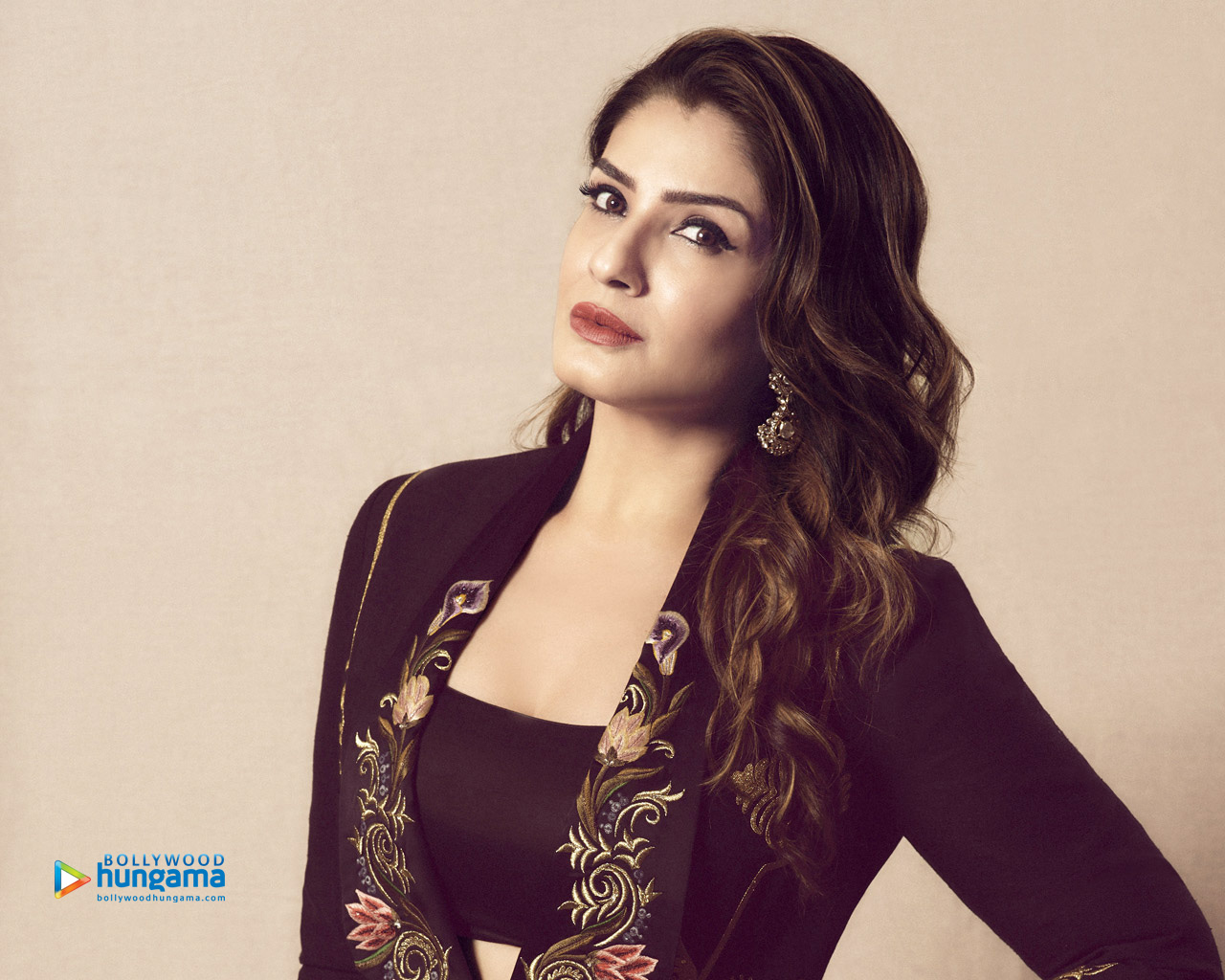 Raveena Tandon Wallpapers | raveena-tandon-01-4 - Bollywood Hungama