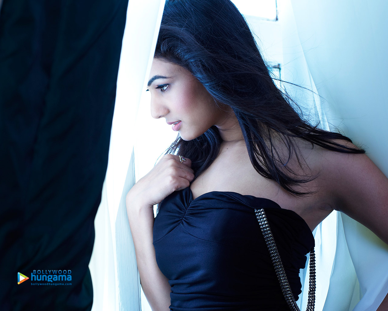 Sonal Chauhan Wallpapers | sonal-chauhan-002 - Bollywood Hungama