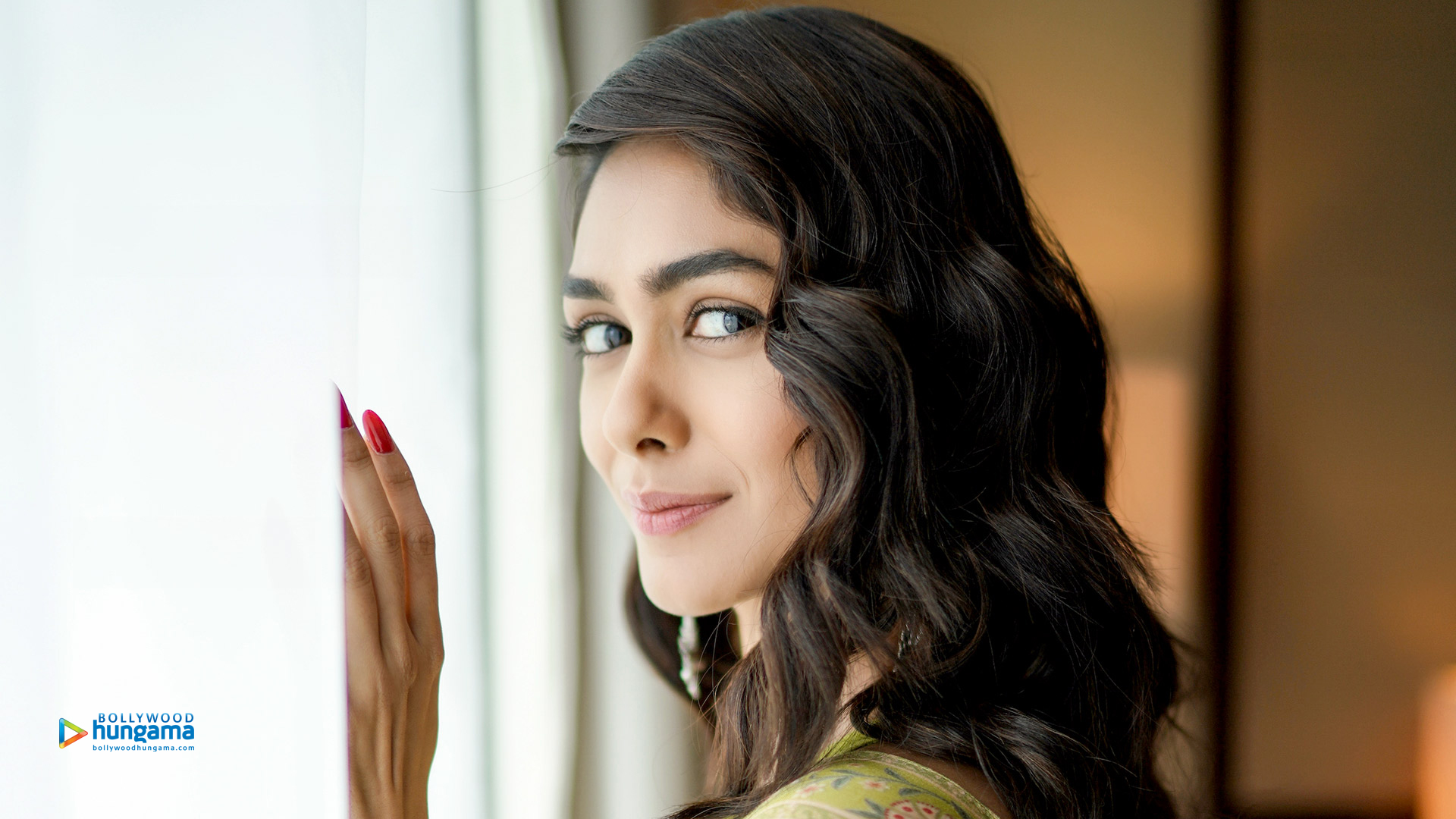 Mrunal Thakur Wallpapers | mrunal-thakur-3-50 - Bollywood Hungama