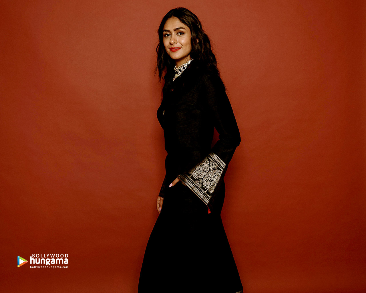 Mrunal Thakur Wallpapers | mrunal-thakur-2-79 - Bollywood Hungama