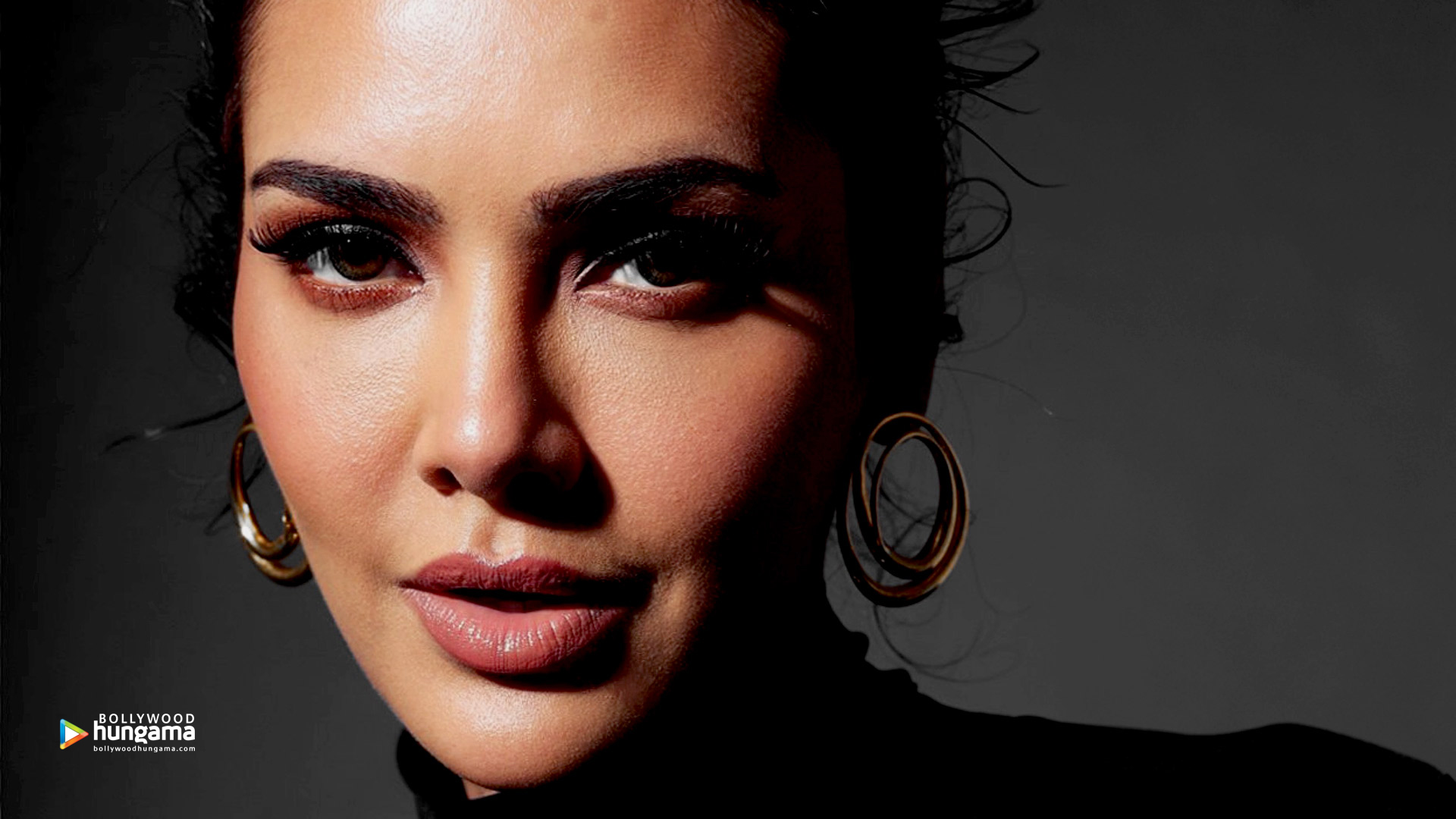 Esha Gupta Wallpapers | esha-gupta-2-31 - Bollywood Hungama