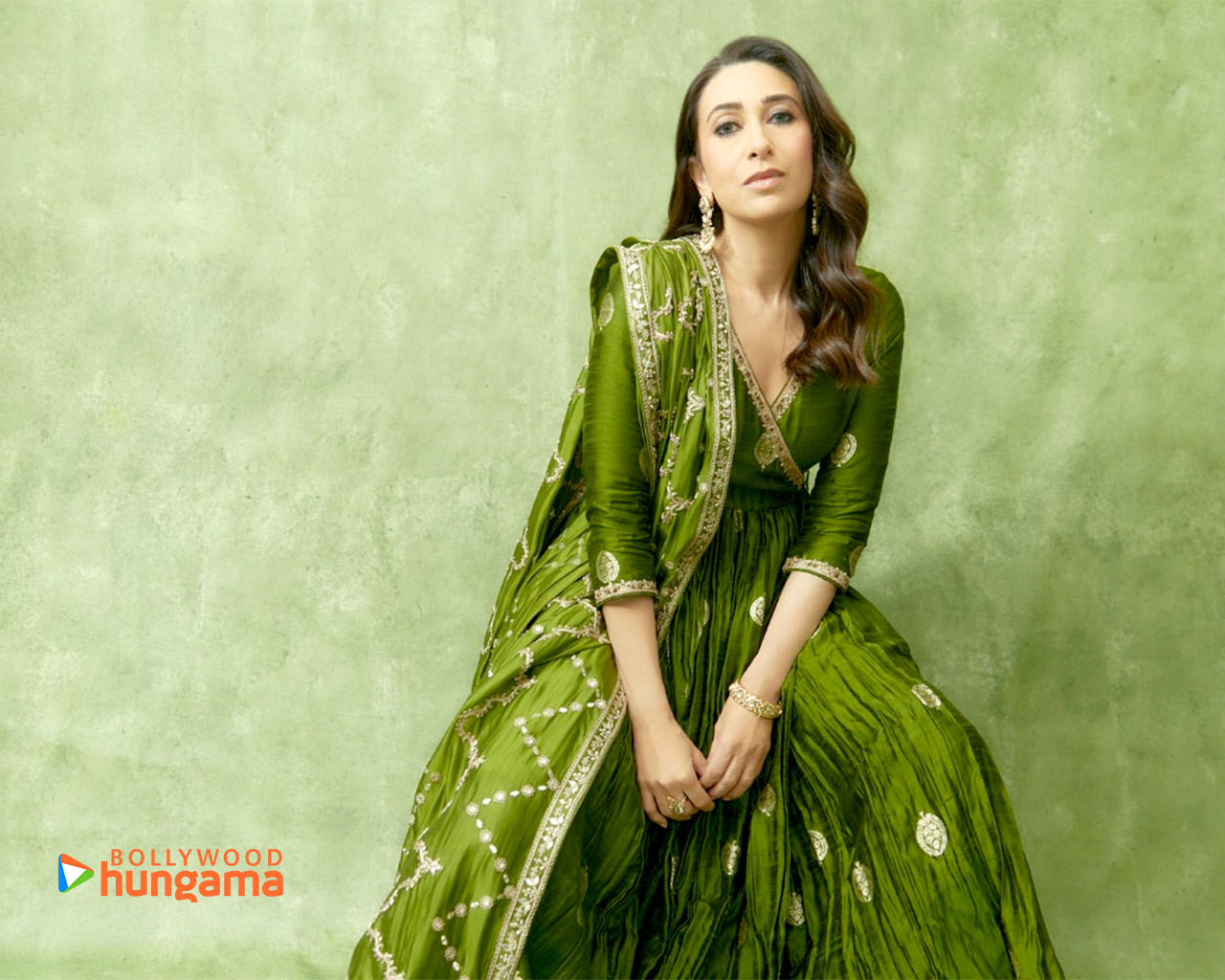 Karisma Kapoor Wallpapers | karisma-kapoor-2-19 - Bollywood Hungama