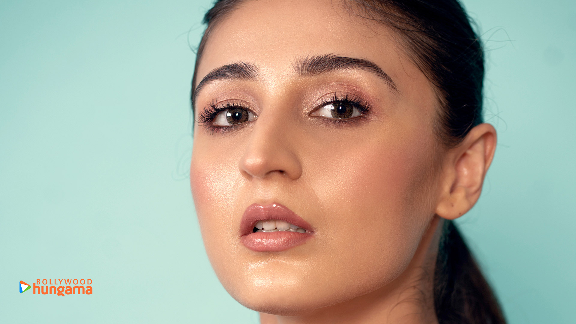 Dhvani Bhanushali Wallpapers | dhvani-bhanushali-4-2 - Bollywood Hungama