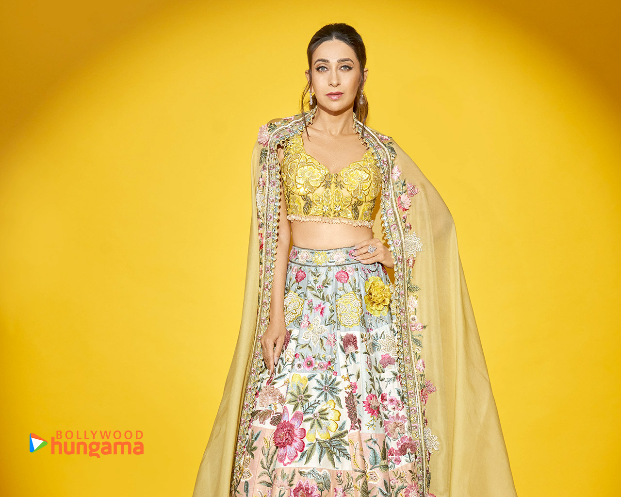 Karisma Kapoor Wallpapers | karisma-kapoor-1-20 - Bollywood Hungama