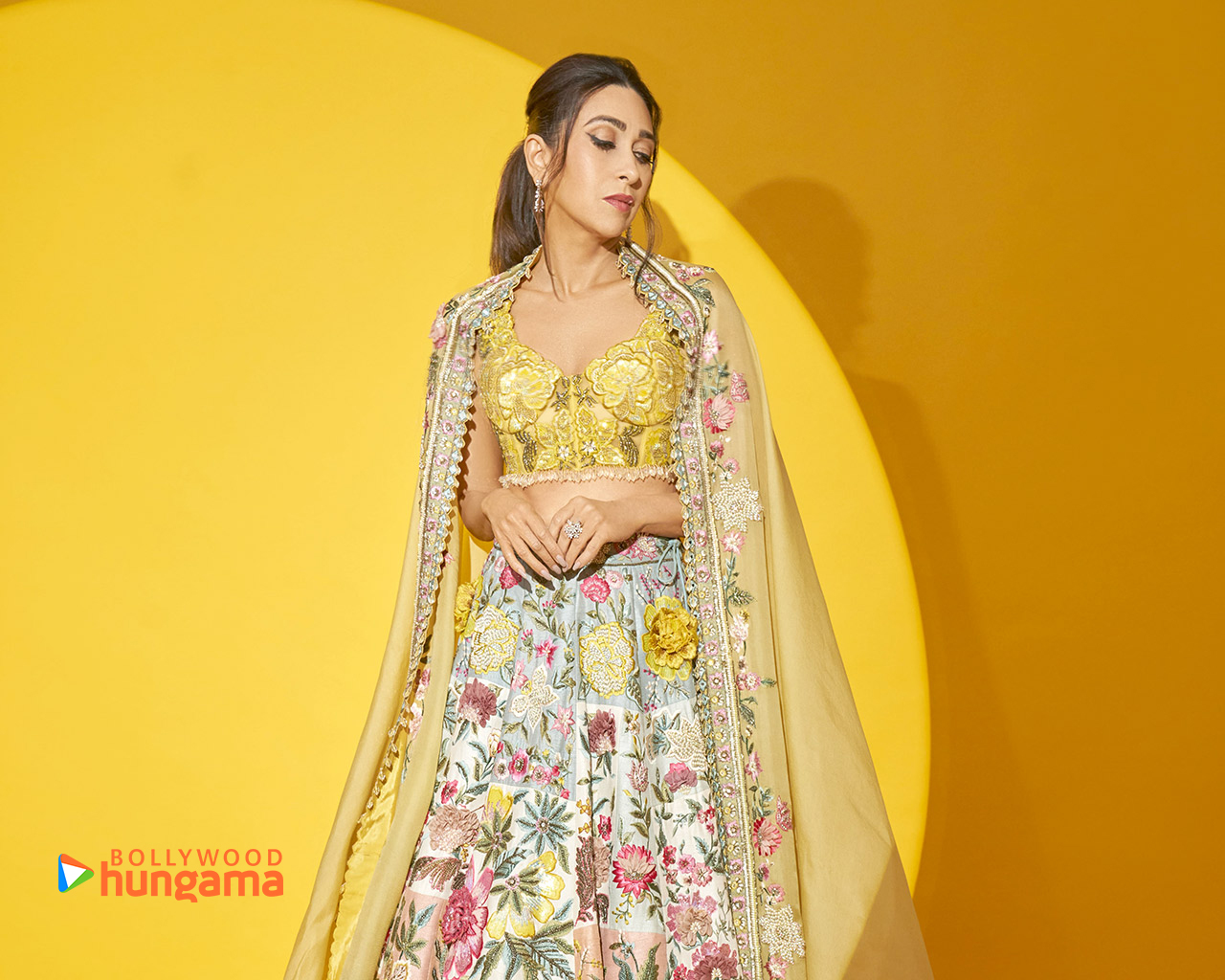 Karisma Kapoor Wallpapers | karisma-kapoor-3-20 - Bollywood Hungama