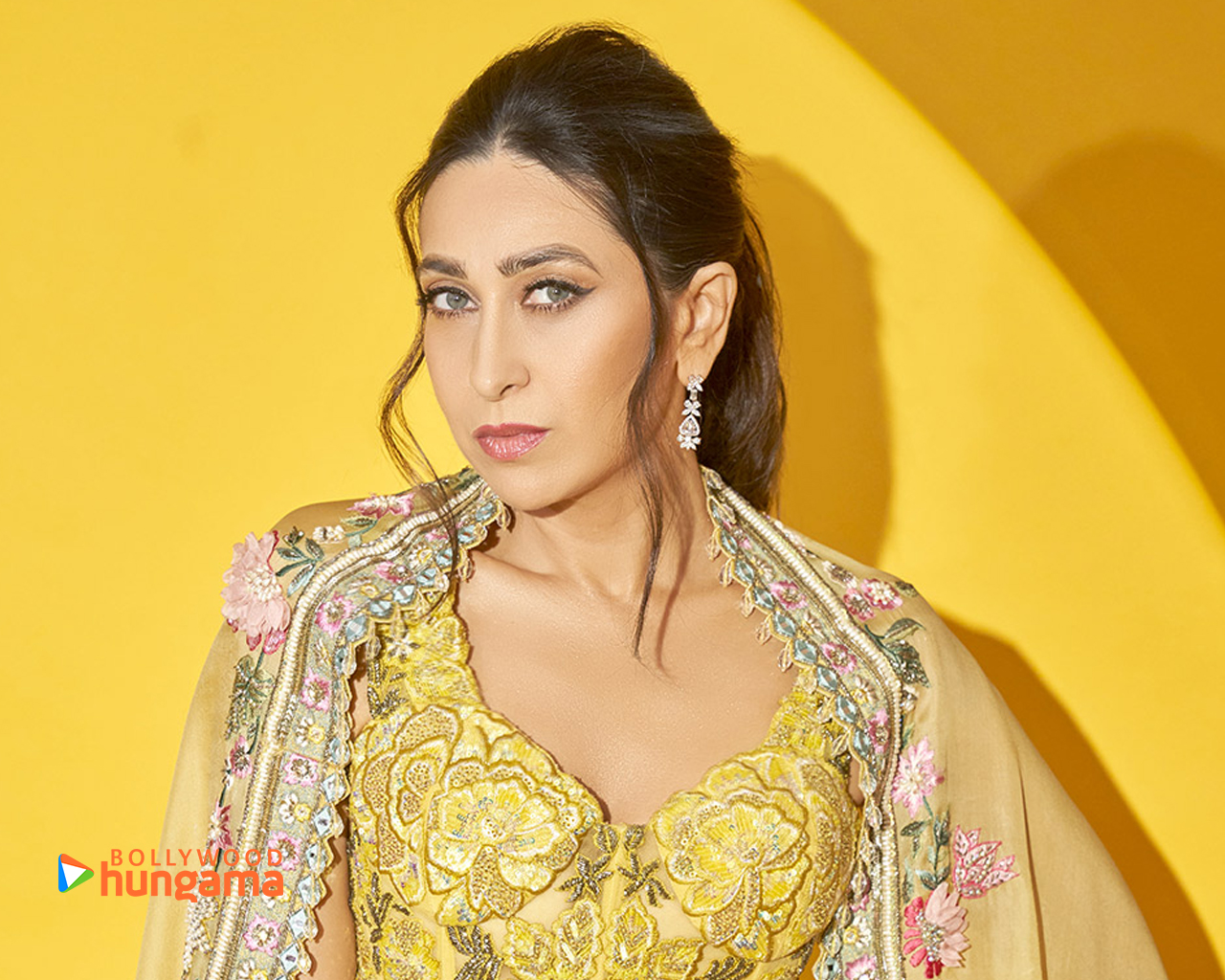 Karisma Kapoor Wallpapers | karisma-kapoor-5-7 - Bollywood Hungama