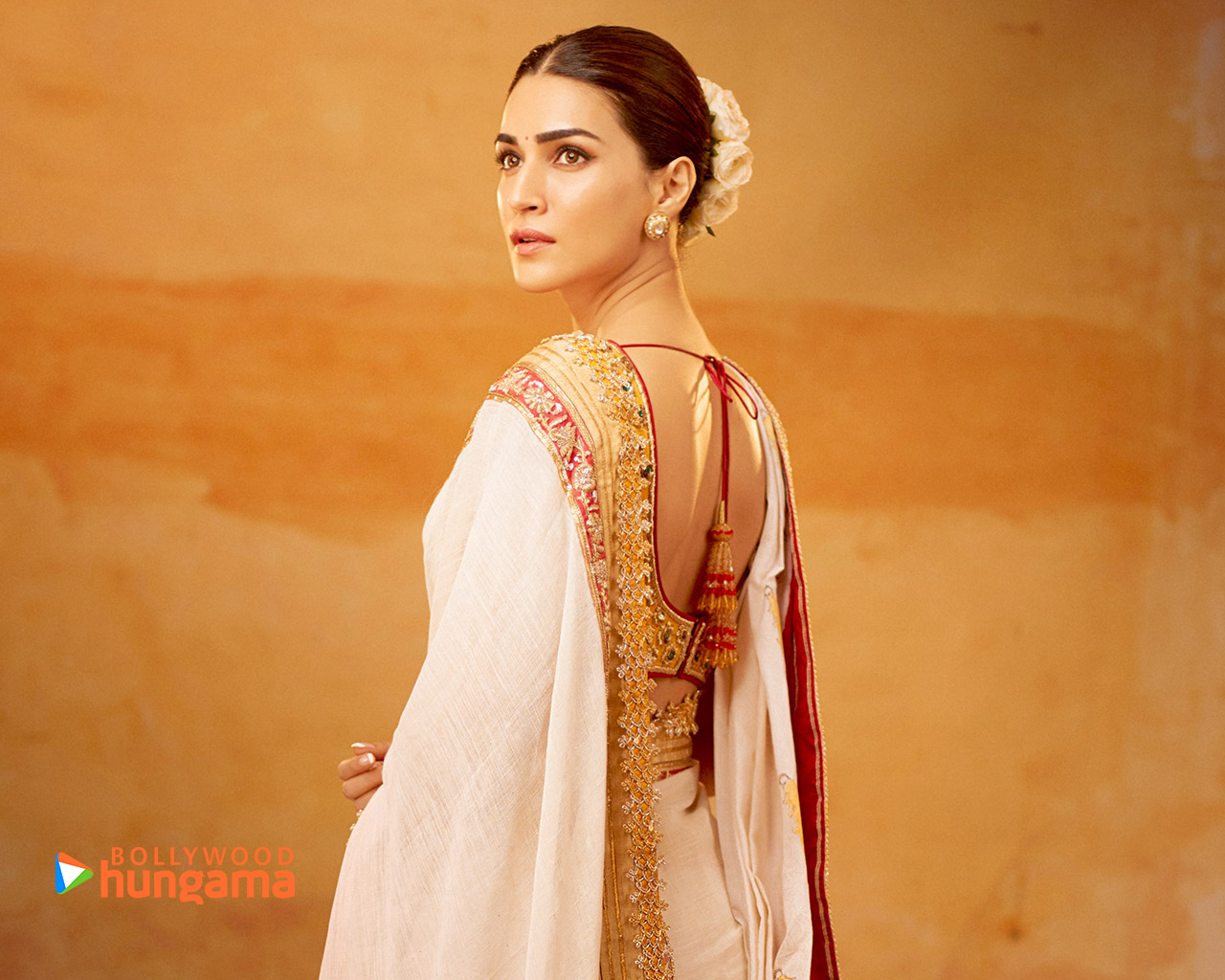Kriti Sanon Wallpapers | kriti-sanon-5-91 - Bollywood Hungama