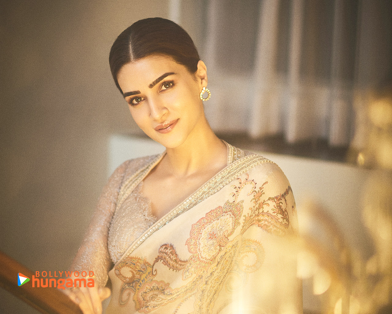 Kriti Sanon Wallpapers | kriti-sanon-8-33 - Bollywood Hungama