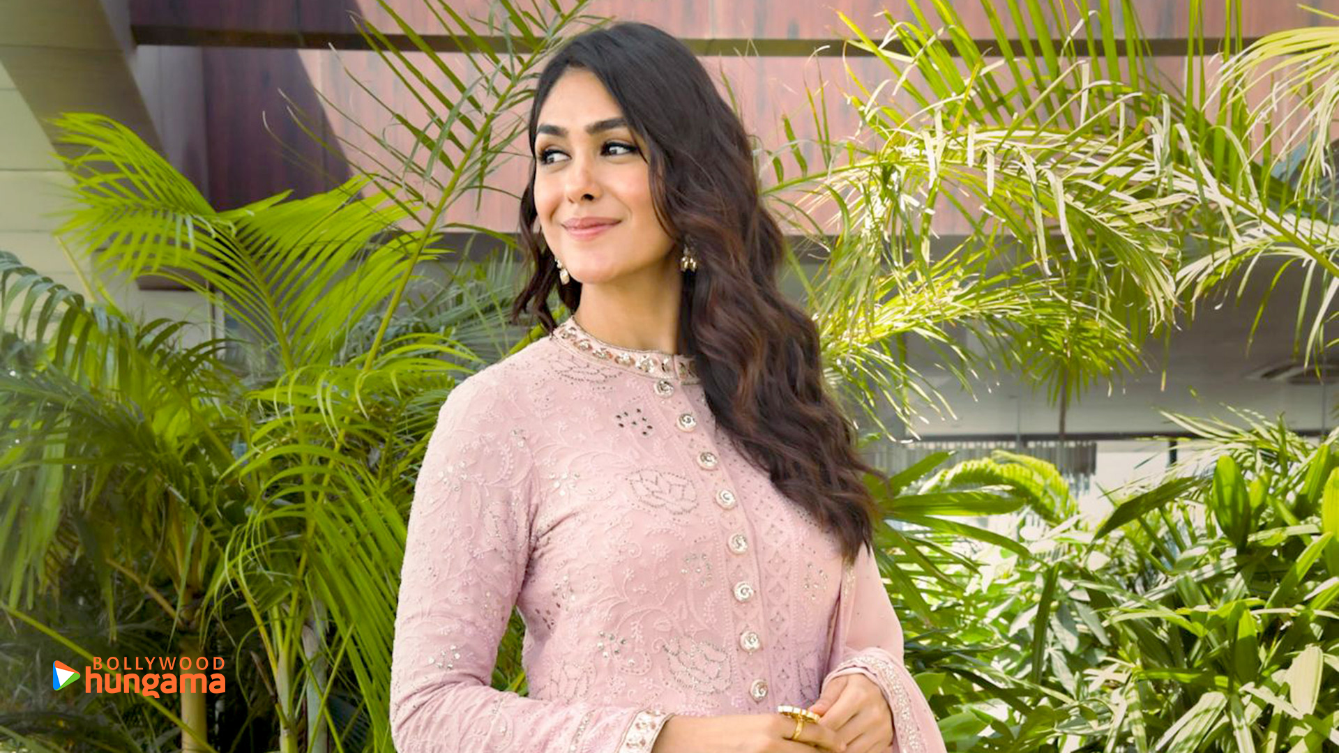 Mrunal Thakur Wallpapers | mrunal-thakur-2-144 - Bollywood Hungama
