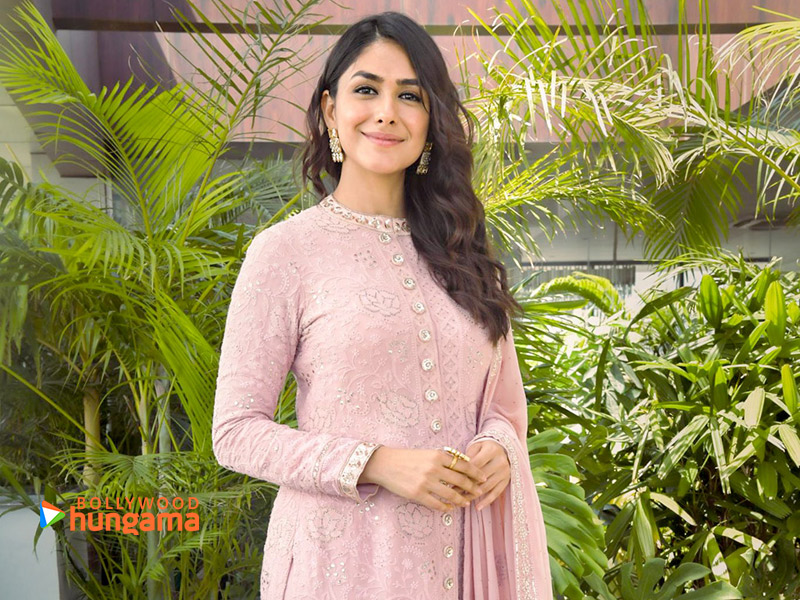 Mrunal Thakur Wallpapers | mrunal-thakur-5-30 - Bollywood Hungama