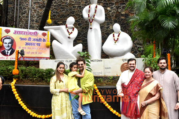 Photos: Legendary singer Mukesh's family pay tribute to him on his ...