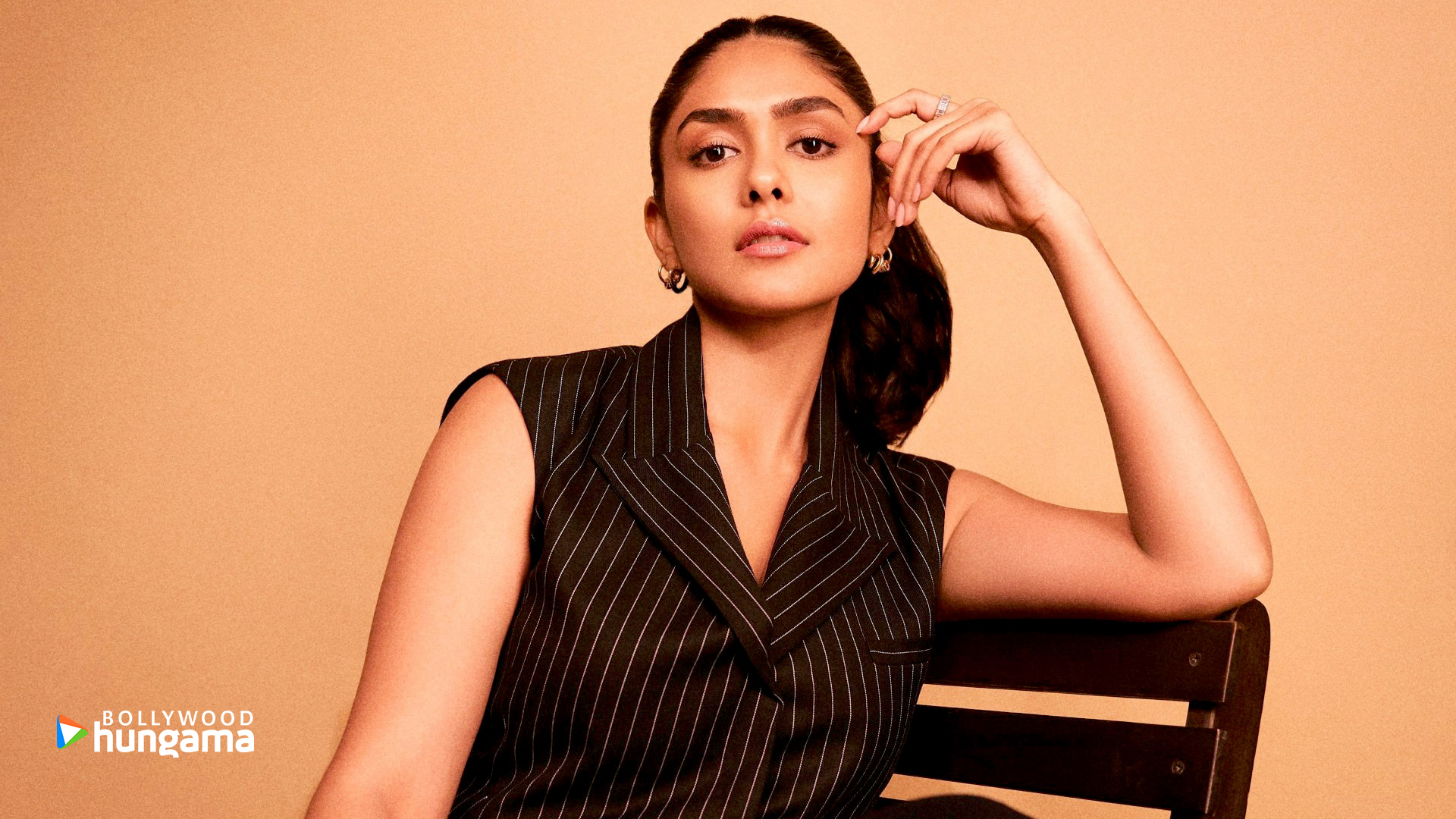 Mrunal Thakur Wallpapers | mrunal-thakur-1-141 - Bollywood Hungama