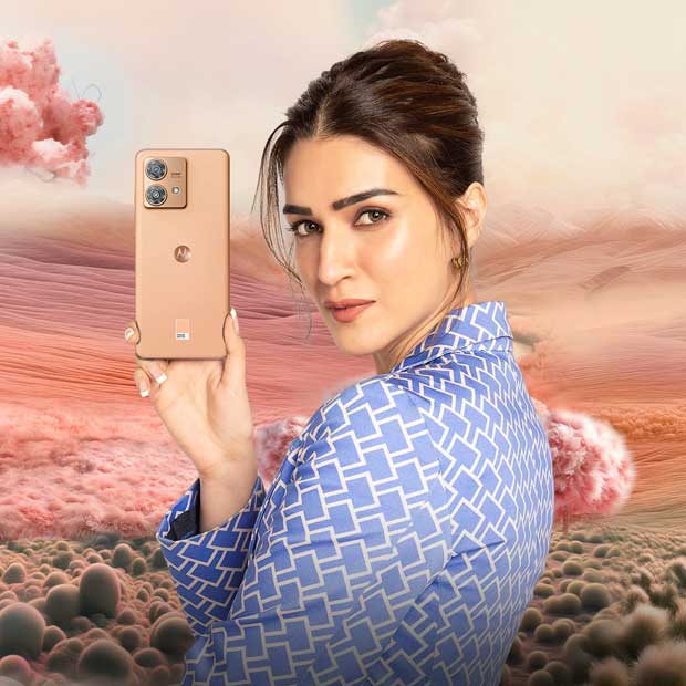Kriti Sanon spotted with unreleased Motorola phone, rumoured to boast ...
