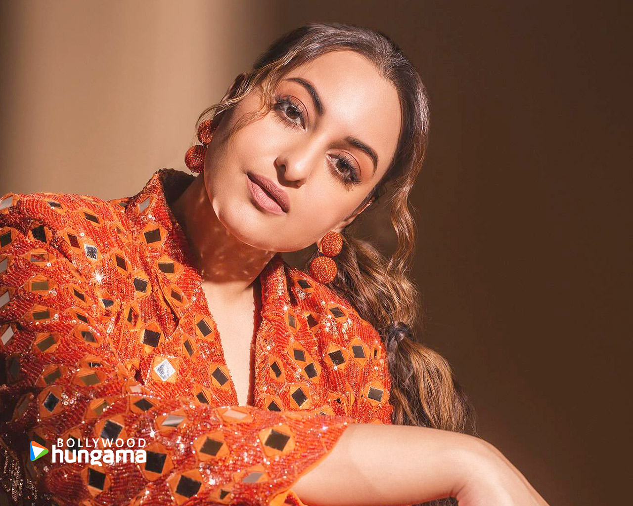 Sonakshi Sinha Wallpapers | sonakshi-sinha-2-218 - Bollywood Hungama