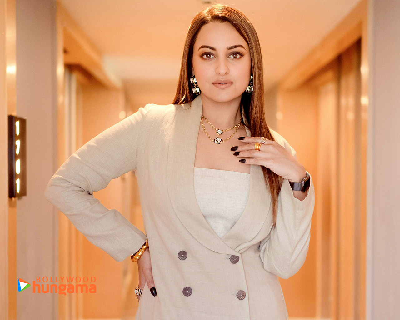 Sonakshi Sinha Wallpapers | sonakshi-sinha-3-165 - Bollywood Hungama