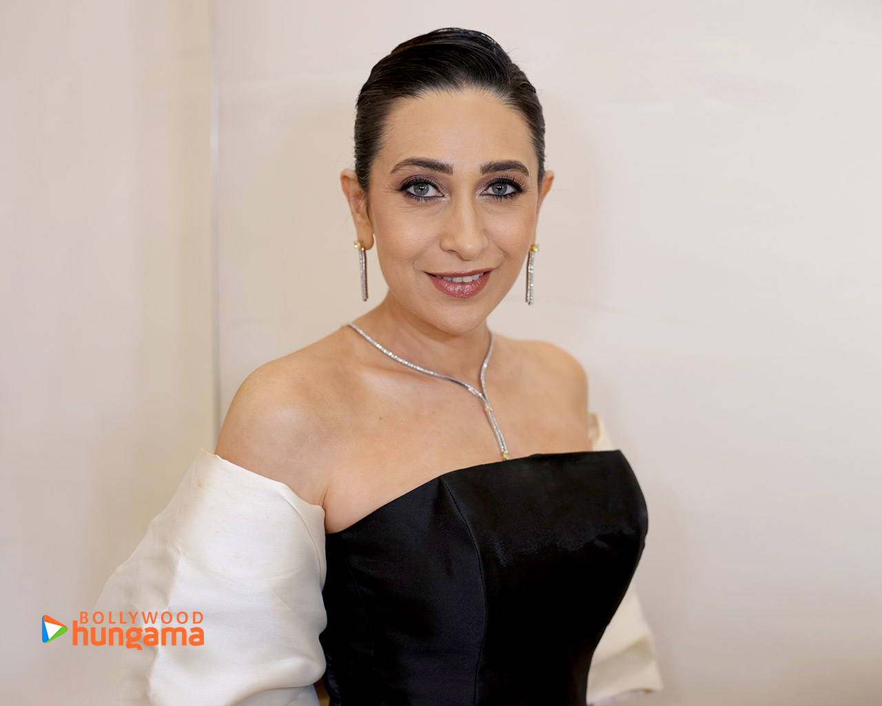 Karisma Kapoor Wallpapers | karisma-kapoor-1-39 - Bollywood Hungama
