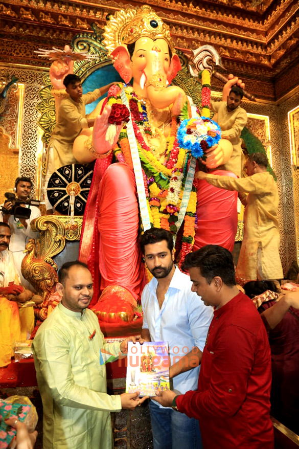 Photos: Vicky Kaushal, Esha Deol and others snapped at Lalbaugcha Raja