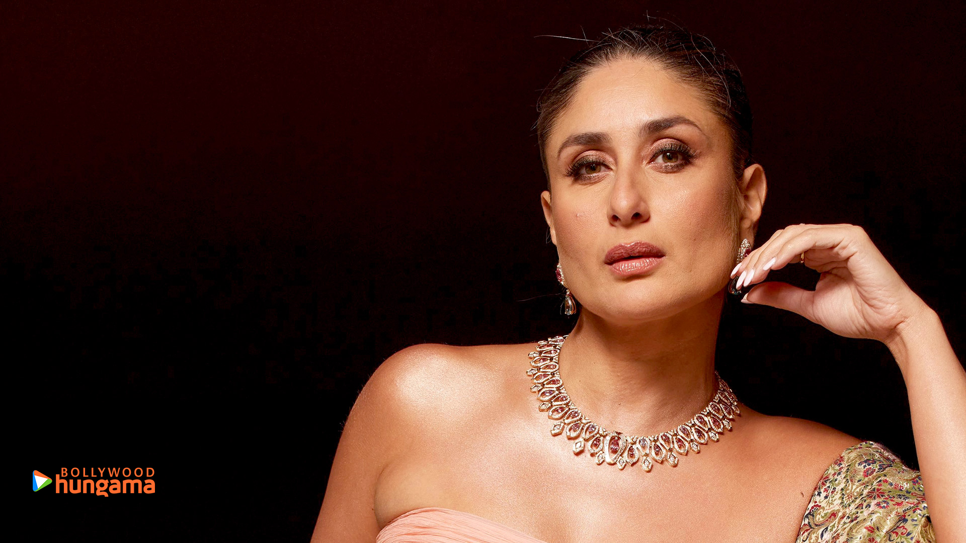 Kareena Kapoor Khan Wallpapers | kareena-kapoor-khan-555-3 - Bollywood Hungama